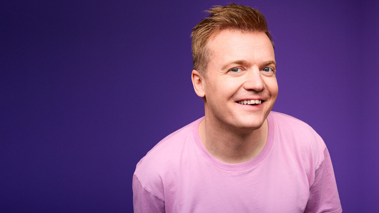 Simon Talbot - EKSTRA EXTRA 27. februar og 29. maj 2026 i AKKC